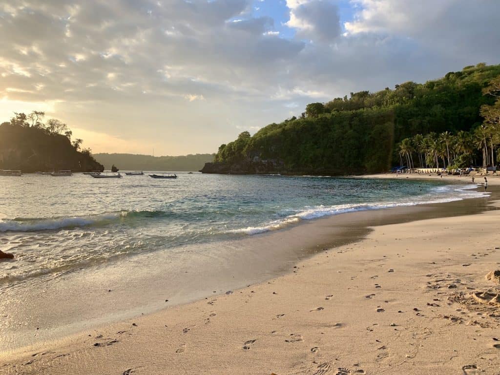 A Guide to Crystal Bay Beach of Nusa Penida | The Perfect Sunset